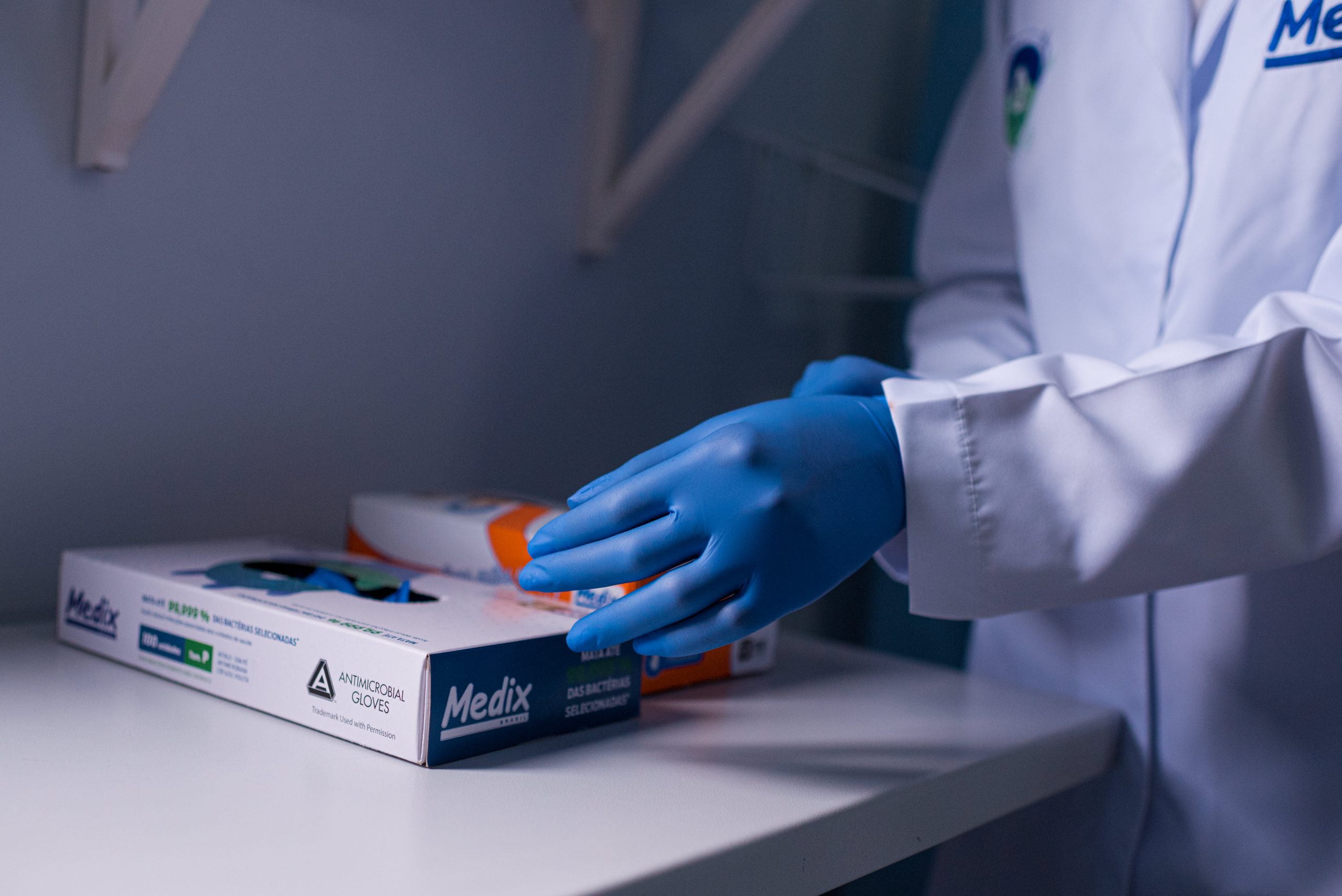 Medix inova com Luva Nitrílica Antimicrobiana que mata até 99,99% de ...